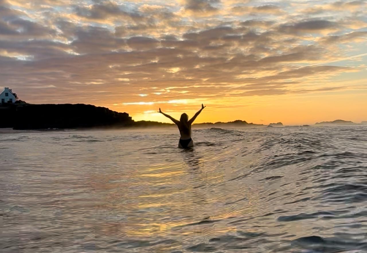 Bain de mer au lever du jour, se connecter à son corps et aux éléments ...