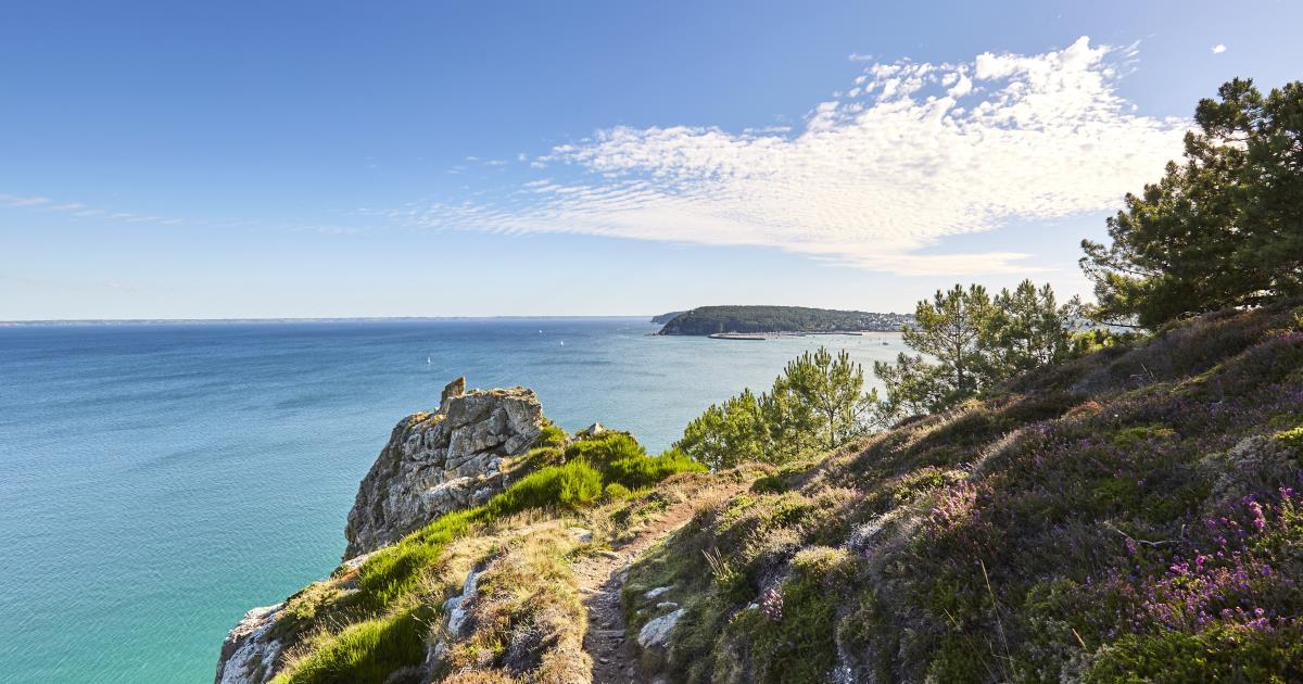Le sentier du Menhir - Office de tourisme de Presqu'île de Crozon ...